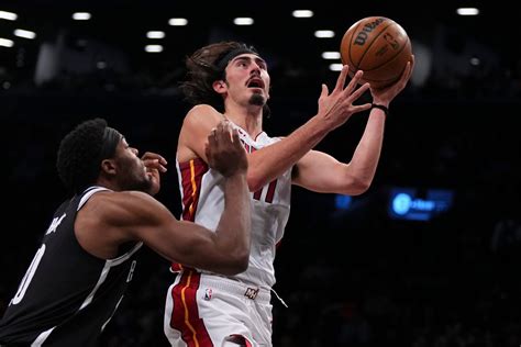 Jaime Jáquez Jr Dona Zapatos E Indumentaria A La Escuela Donde Se Inició En El Baloncesto La