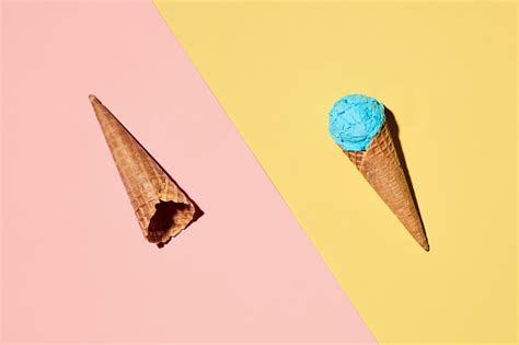 파스텔 핑크와 옐로우 배경에 아이스크림 스쿱이 있는 아이스크림 콘 최소한의 여름 음식 개념 0명에 대한 스톡 사진 및 기타 이미지 Istock