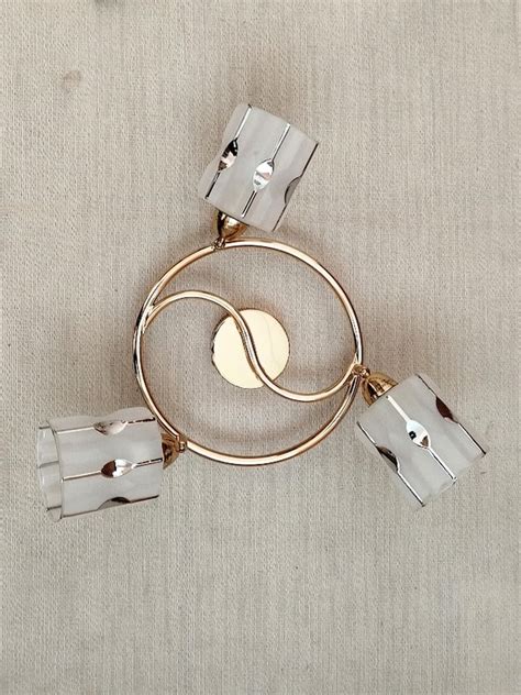 Люстра на 3 лампи з поворотними плафонами — уцінка — ціна 620 грн у каталозі Люстри Купити