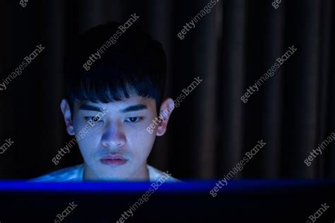 컴퓨터 밤 시간대 남성 고용문제 주제 인터넷카페 공공건물 집중 이미지 Jv11333862 게티이미지뱅크