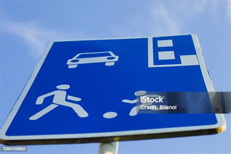 정보 도로 표지판 인간의 그림과 파란색 직사각형 방패 자동차와 파란색 하늘 배경에 주차 표시 주의 보행자 구역 추천 가장자리에 대한 스톡 사진 및 기타 이미지 Istock