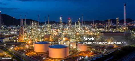 밤에는 정유 공장 배경이 있는 항공 전망 석유 및 가스 탱크 밤에는 석유 화학 공장의 반짝이는 조명 석유 제조 석유 화학 공장의 제품 탱크 0명에 대한 스톡 사진 및 기타