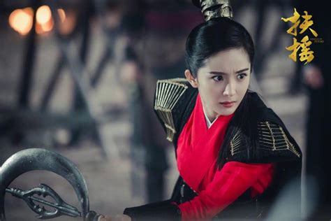 So sánh cô bạn gái của Phùng Thiệu Phong Người bị chê EQ thấp kẻ lộ ảnh nóng thuở chập chững