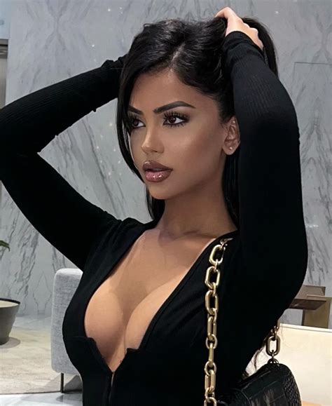 Photos பிகினியில் சொக்கவைக்கும் அழகு மாடல் அனீகாவின் அசத்தல்
