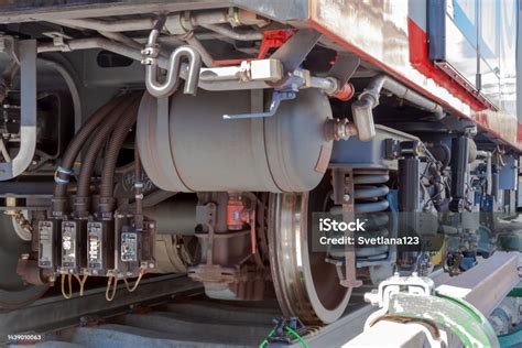 증기 기관차 세부 사항 크랭크 바퀴 및 에너지 전달 기능이있는 제동 시스템으로 열차 정지 기어를 닫습니다 기차에 대한 스톡 사진 및 기타 이미지 Istock