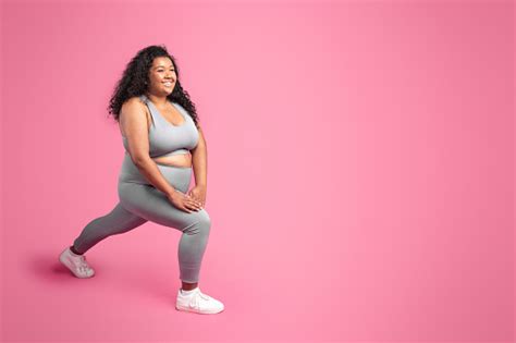 블랙 플러스 사이즈 여자 훈련 다리를 뻗고 런지 만들기 핑크 배경 여유 공간 전체 길이 과체중에 대한 스톡 사진 및 기타 이미지 Istock