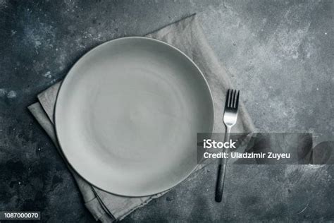 회색 빈 접시 회색 돌 배경에 포크로 회색 Minimalism 개념입니다 공간에 복사 합니다 0명에 대한 스톡 사진 및 기타 이미지 Istock