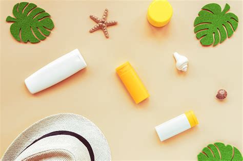 베이지 색 배경에 얼굴과 몸을위한 천연 화장품 Spf 브랜드가없는 빈 패키지 0명에 대한 스톡 사진 및 기타 이미지 0명