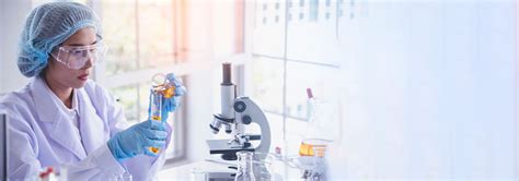 배너 과학자 여자가 화학 테스트 노란색 유리관 테스트 과학 실험실을 들고 있습니다 금색 액체 스포이드 유리관 소변 샘플을 들고 있는 실험실 기술자 아시아 여성 과학자 와