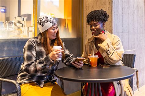 여러 인종의 여자 친구들이 야외 좌석 커피 카페에서 이야기를 나누고 있다 2명에 대한 스톡 사진 및 기타 이미지 2명 35 39세 40 44세 Istock