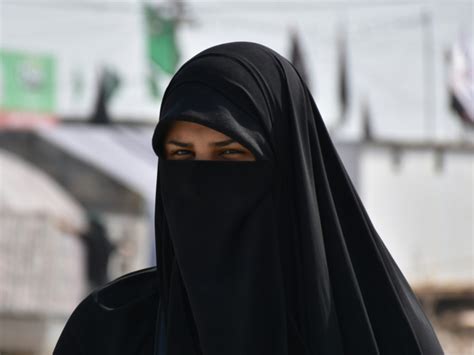무슬림 여성 얼굴 가리는 검은 옷인지 천인지근데 그거 뭐지 그거사전