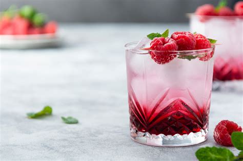 민트 잎과 얼음 조각을 곁들인 라즈베리 콜드 드링크 칵테일 잔으로 여름 신선한 음료 공간을 복사합니다 라즈베리에 대한 스톡 사진 및 기타 이미지 Istock