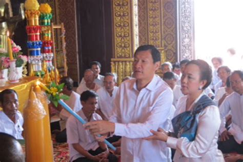 លោក នុត ពុធដារ៉ា និងមន្រ្តីសាលាខណ្ឌដង្កោ នាំយកទៀនវស្សា