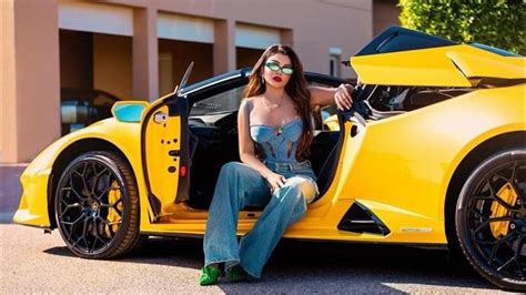 هيفاء وهبي تثير الجدل من داخل سيارتها