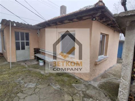 Едноетажна тухлена къща в село Победа Едноетажна къща 30 кв м РЗП 750 кв м двор Къщи Ви