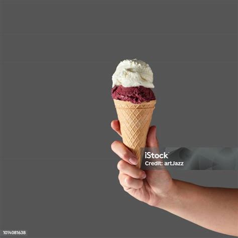 여성 손 텍스트에 대 한 장소를 가진 회색 배경에 와플 콘에 베리 셔 벗과 바닐라 아이스크림을 보유 하고있다 과일에 대한 스톡 사진 및 기타 이미지 Istock
