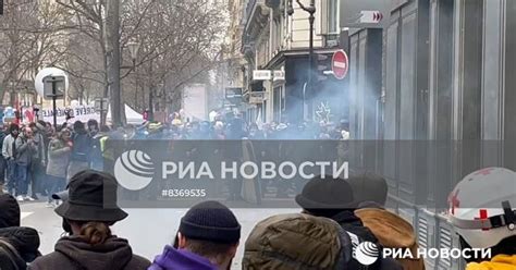 Беспорядки начались на акции протеста против пенсионной реформы в Париже РИА Новости Медиабанк