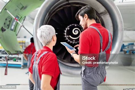 격납고에서 항공기 엔진의 팬 블레이드를 점검하는 비행기 정비사 검사 보기에 대한 스톡 사진 및 기타 이미지 검사 보기 항공 비행체 비행기 Istock