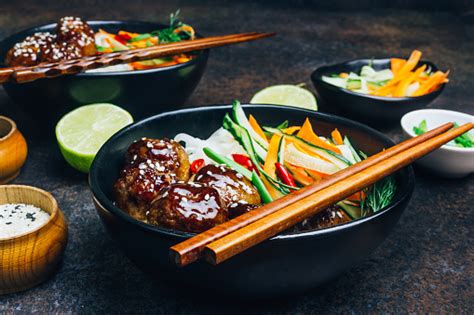 데리 야 끼 수플레 라이스 누 들 채소 및 참 깨와 함께 미트볼 미트볼에 대한 스톡 사진 및 기타 이미지 미트볼 아시아 0명 Istock