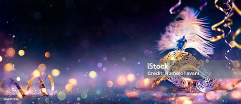 카니발 파티 빛나는 스트리머에 추상적 인 Defocused 보케 조명베네치아 마스크 사육제에 대한 스톡 사진 및 기타 이미지 사육제 Mardi Gras 의상 Istock