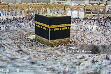 전 세계의 무슬림 순례자들이 타와프를 하고 사우디아라비아 메카의 카바 주변에서 기도하고 있습니다 카바 알하람 사원에 대한 스톡 사진 및 기타 이미지 Istock