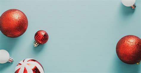 메리 크리스마스와 새해 복 많이 받으세요 포스터 디자인 파란색 배경에 빈티지 줄무늬 공으로 만든 프레임 플랫 레이 평면도 복사 공간 사진 Unsplash의 구체 이미지