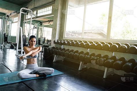 性感的运动女性在健身房做伸展运动
