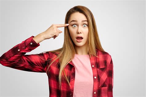Photo Libre De Droit De Fille Surprise Choquée Ouvre Largement Ses Yeux
