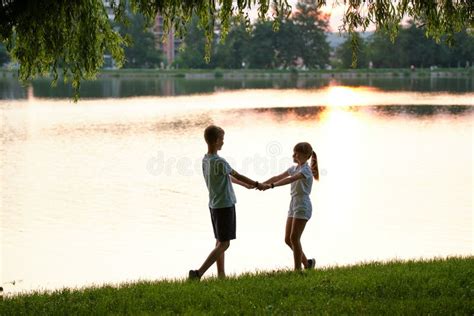 Hermanos Felices Juntos Tomándose De La Mano En El Parque De Verano