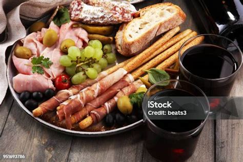 이탈리아 전채 와인 간식 세트입니다 치즈 지중해 올리브 피 클 햄 디 파 르 마 살라미 고 그런 지 검은 배경 위에 안경에 와인 0명에 대한 스톡 사진 및 기타 이미지