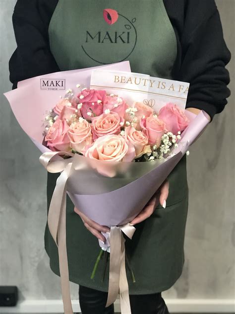 Купить Букет из 11 розовых роз Hermosa с гипсофилой в Томске доставка цветов МАКИ
