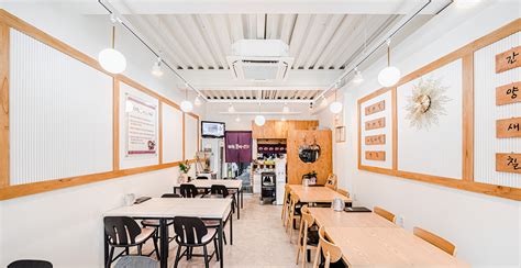 식당 화이트 우드로 클래식한 분위기를 더욱 빛나게 연출한 식당 인테리어 인테리어베이 상업공간