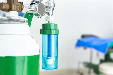 의료용 산소 흐름계는 병원에서 환자 침대 장비 의료 산소 탱크 및 병원에서 환자 호흡기 질환 및 응급 심폐소생술을 위한 실린더를 통해 낮은 산소를 보여줍니다 건강관리와