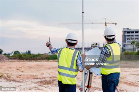 측량 엔지니어링 건설 현장에서 망원경을 사용하는 측량사 등고선 계획을 세우기 위한 측량은 시공 공사 전에 토지의 평신도를 그래픽으로 표현한 것입니다 개발에 대한 스톡 사진