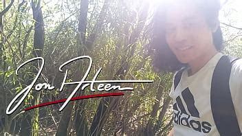 Este Jovencito Pisotea El Barro Con Sus Zapatillas Blancas Nike Air Force One Af Sin Calcetines