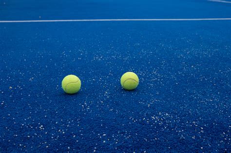 인공 잔디가있는 파란색 패들 테니스 코트에 두 개의 공 라켓 스포츠 개념 0명에 대한 스톡 사진 및 기타 이미지 0명 Championship 개체 그룹 Istock