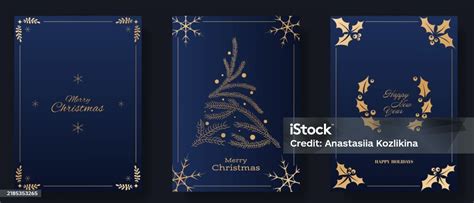 크리스마스와 새해 인사말 카드 세트 눈송이 소나무 호랑가시나무 잎 딸기 우아한 메리 크리스마스 새해 복 많이 받으세요를 포함한 황금빛 축제 디자인이 있는 진한 파란색 배경