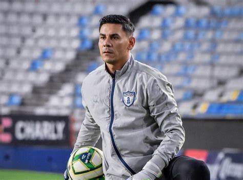 Óscar Ustari Le Regala Playera Del Pachuca A Lionel Messi