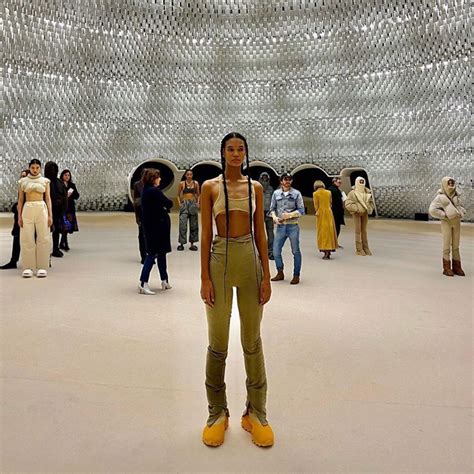 Kanye West Kembali Di Paris Fashion Week Dengan Yeezy Season 8 Uss Feed