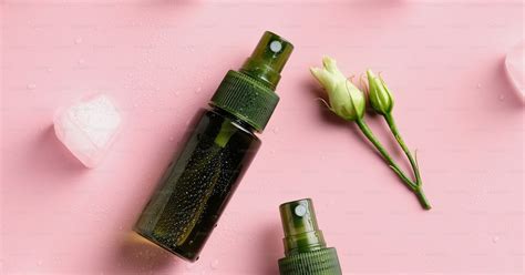 분홍색 배경에 얼음 조각과 꽃이 있는 녹색 스프레이 병 천연 유기농 스킨 케어 미용 제품 플랫 레이 평면도 사진 Unsplash의 봄 이미지