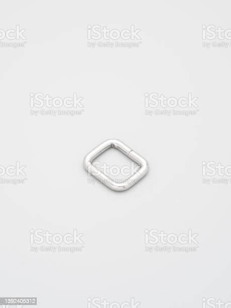 어두운 회색 배경에 가방과 배낭을 만들기위한 금속 조절기와 프레임 핸드백 스트랩을위한 크롬 도금 금속 프레임 바느질 액세서리