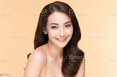 깨끗하고 신선한 피부행복과 긍정적인 감성으로 명랑한 아름다운 아시아 여성의 측면 보기 베이지 색 배경 뷰티 및 화장품 컨셉에