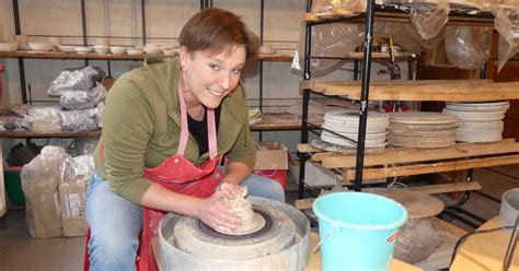 Katrien 41 Leert Jong En Oud Pottenbakken “men Mag Mij Bellen Voor