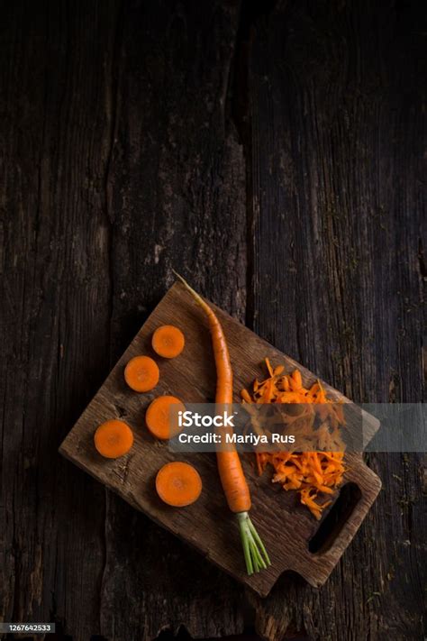 나무 판에 녹색 상판 다진 재료 어두운 테이블당근 야채 건강 식품 복사 공간 텍스트 장소 위에서 볼 수 있습니다 세로로 가을에 대한 스톡 사진 및 기타 이미지 Istock