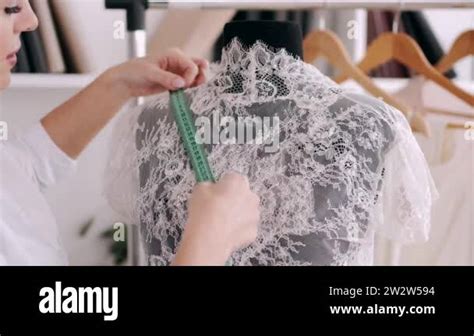 Tight Binding Model Stock Videos And Footage Hd And 4k Video Clips Alamy