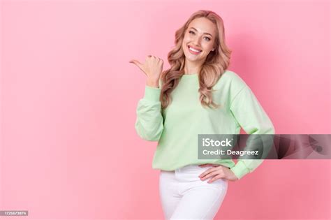 귀여운 긍정적 인 소녀의 이빨 미소의 사진은 분홍색 배경에 격리 된 엄지 손가락 빈 공간 광고를 나타냅니다 운동복에 대한 스톡 사진 및 기타 이미지 Istock