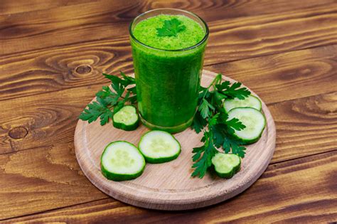 나무 테이블에 오이와 파슬리의 녹색 해독 스무디 의 유리 0명에 대한 스톡 사진 및 기타 이미지 0명 건강한 식생활 날것 Istock