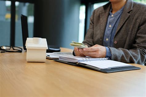 집 모델 달러 은행권과 부동산 중 개인 부동산 소개 업자 임대 재산 판매 구입 거래자에 대한 스톡 사진 및 기타 이미지 거래자 건설 산업 건축 Istock