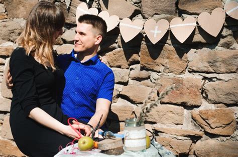 Retrato De Joven Pareja De Enamorados En Un Parque Foto Premium