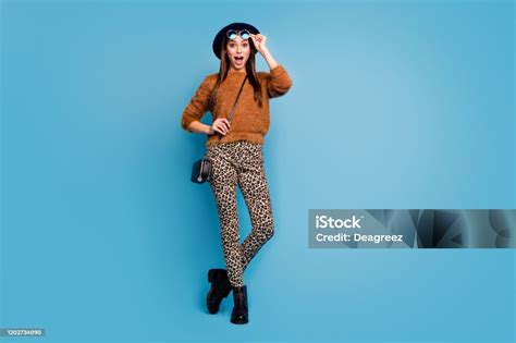 미친 펑키 소녀 터치 반점 응시의 전체 길이 사진은 검은 금요일 할인 비명 소리 는 파란색 색상 배경 위에 고립 된 세련된 트렌디 한 가을 봄 옷을 입고 가방에 대한 스톡